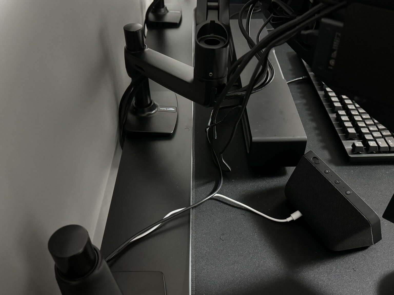 【PCデスク配線整理】デスク周りの配線をスマートにする10のアイテムを紹介 | RUMULOG