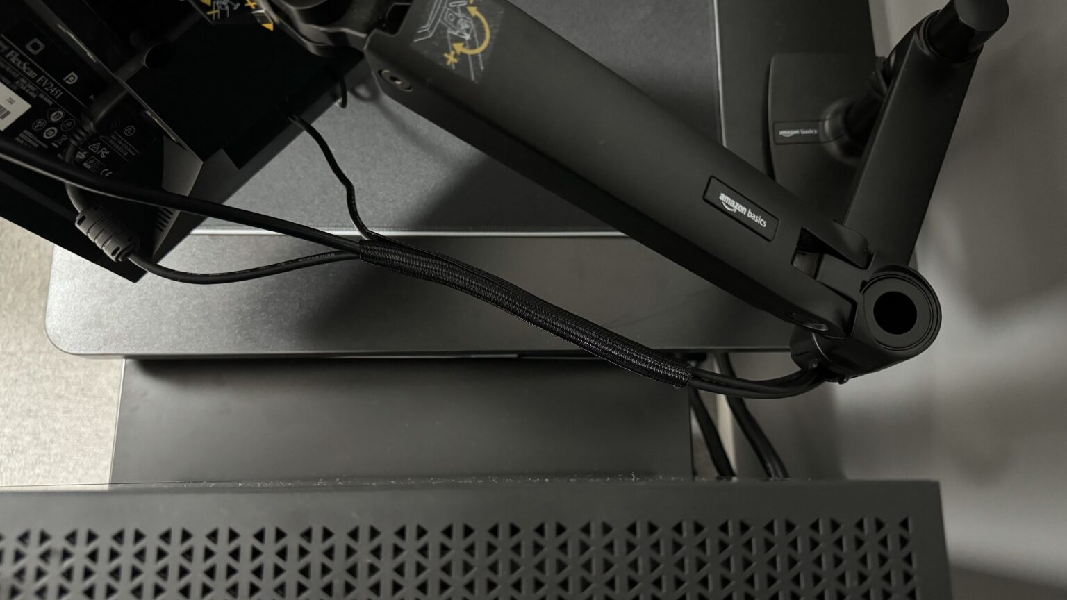 【PCデスク配線整理】デスク周りの配線をスマートにする10のアイテムを紹介 | RUMULOG